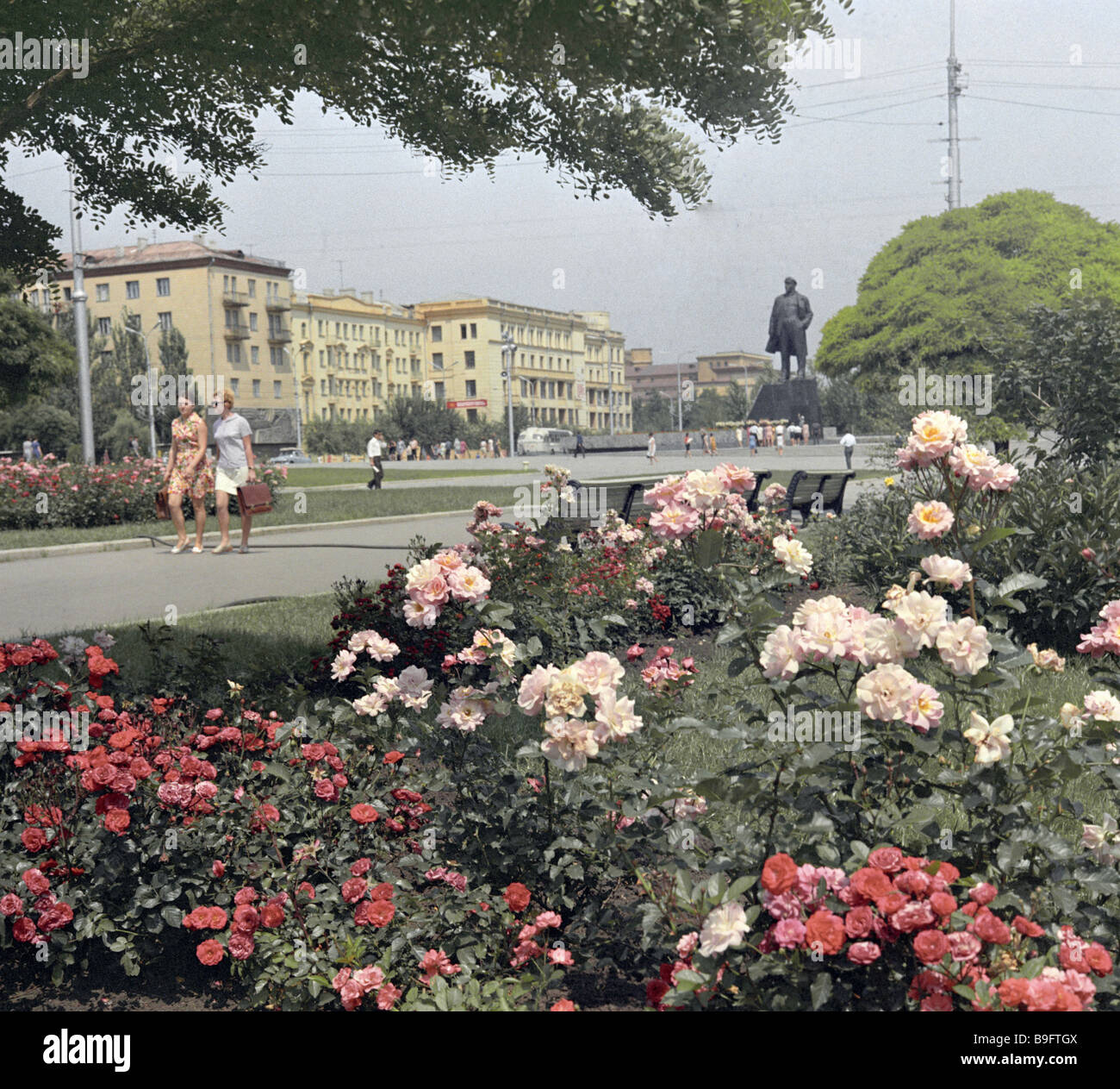 Lenin Square in Donetsk Stock Photo - Alamy
