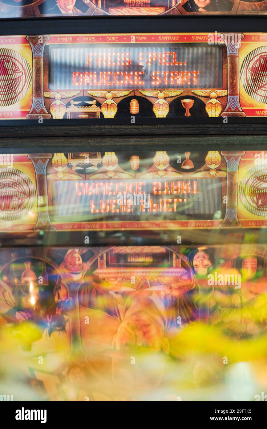 Pinball vending machines hi-res stock photography and images - Alamy