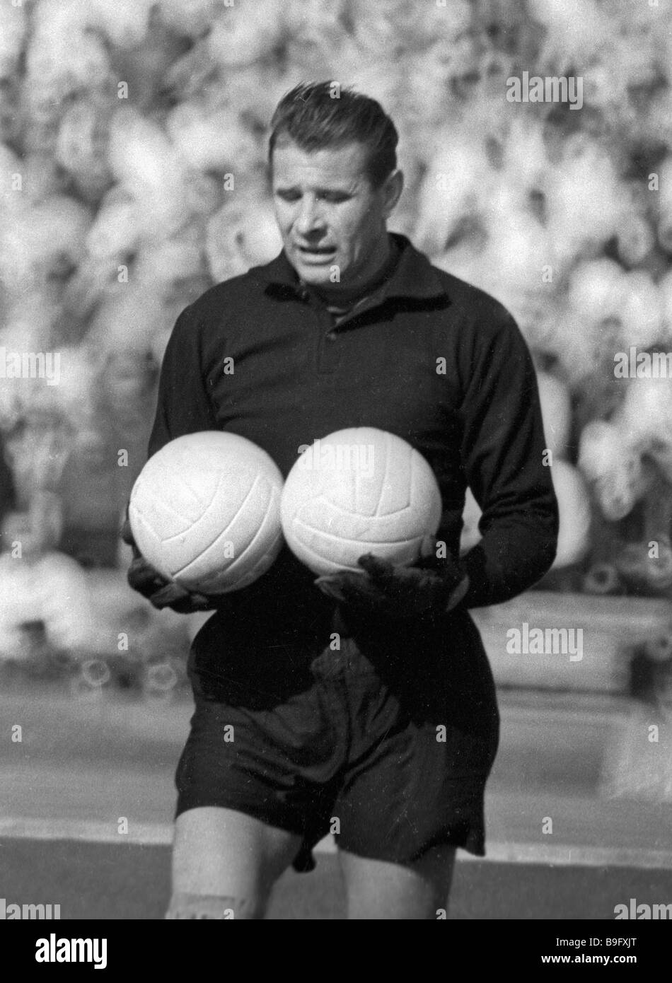 Dynamo Moscow goalkeeper Lev Yashin at the stadium field Stock Photo ...