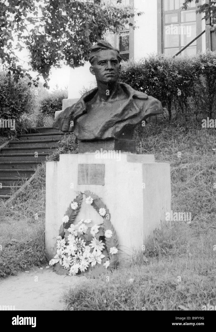 Monument to Kronid Korennov young people s leader and hero of the ...