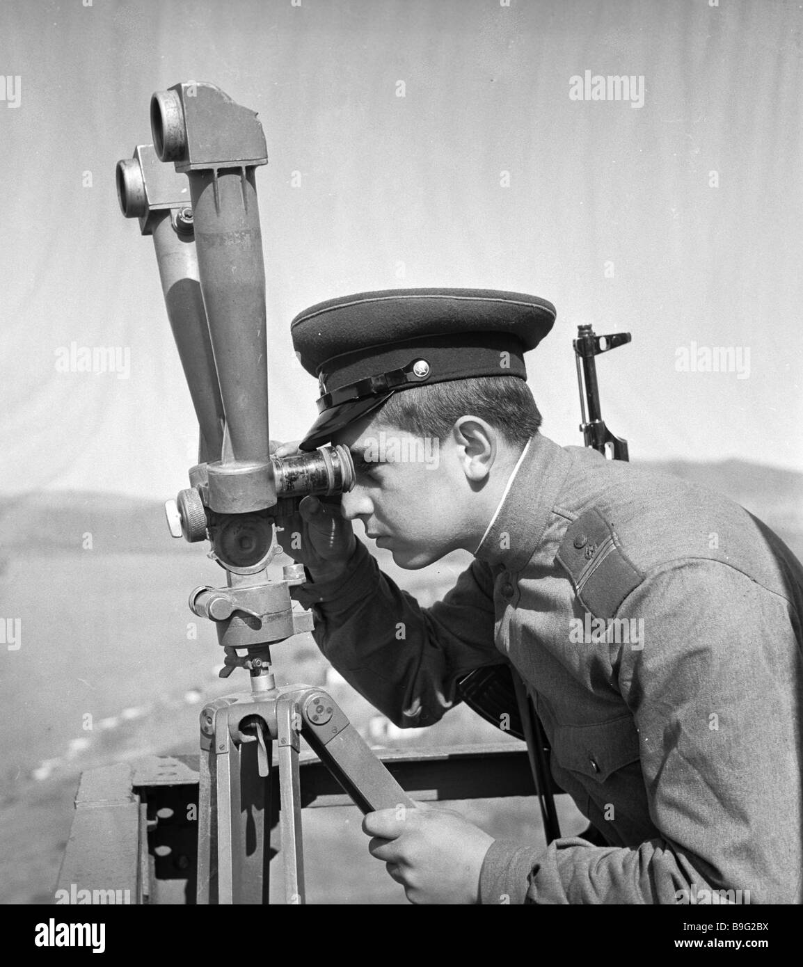 Border control sergeant observes Chinese territory near Damansky Island ...