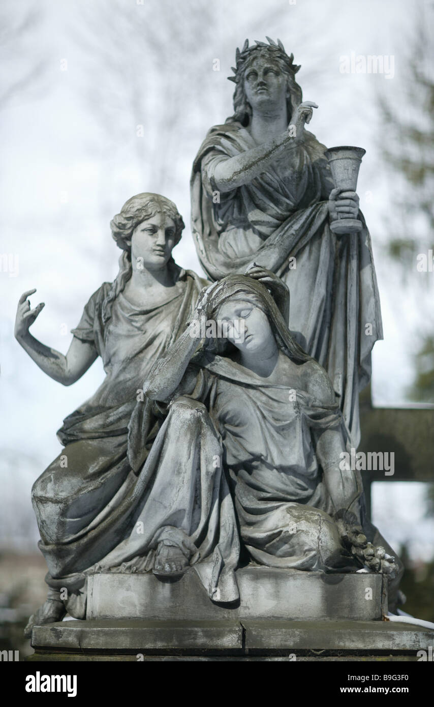 grave yard tombstone statues Stock Photo - Alamy