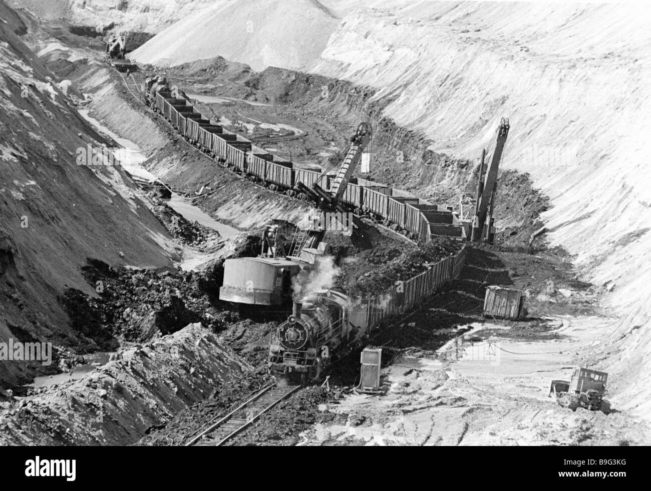 Loading brown coal into railroad cars Stock Photo - Alamy