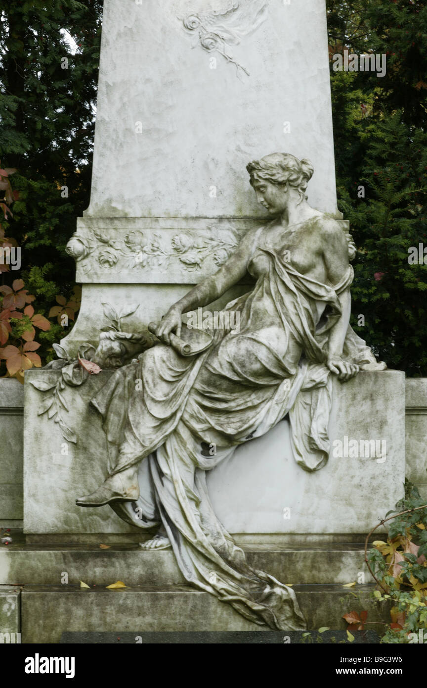 grave yard tombstone statue Stock Photo - Alamy