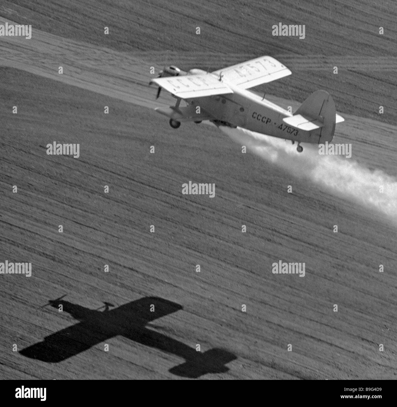 An An 2 plane spraying chemicals over farm crops Stock Photo - Alamy