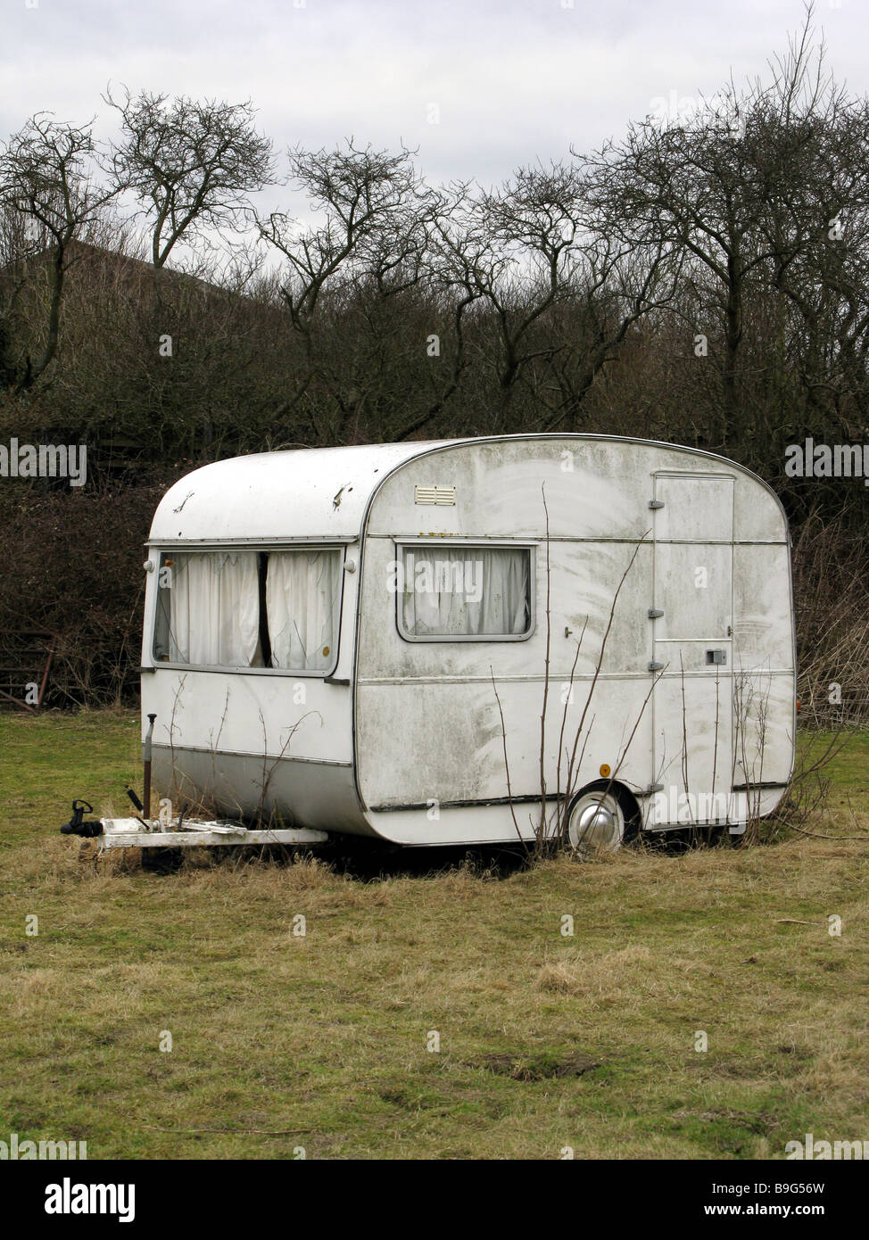 Abandoned caravan in a grass field Stock Photo - Alamy