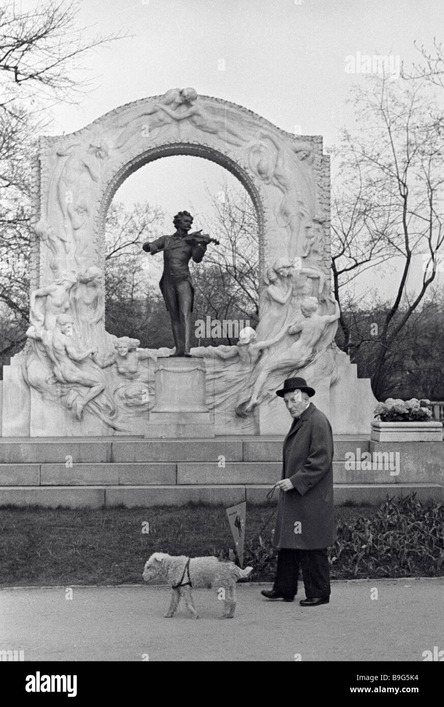 Memorial to composer and musician Johan Strauss in Vienna Stock Photo ...