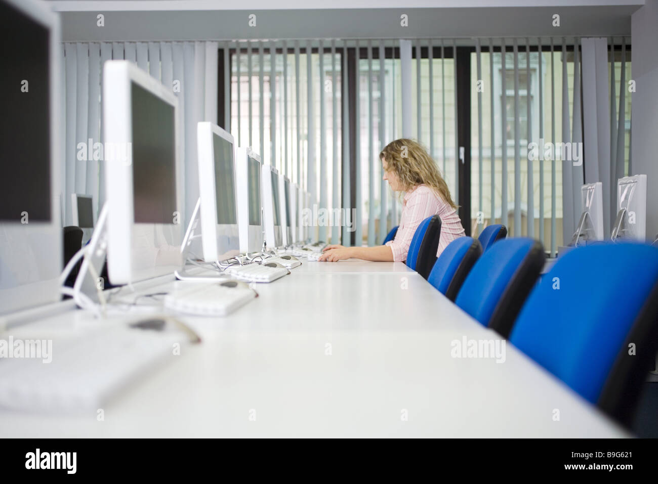 Alone work occupation screens formation computers computer-course ...