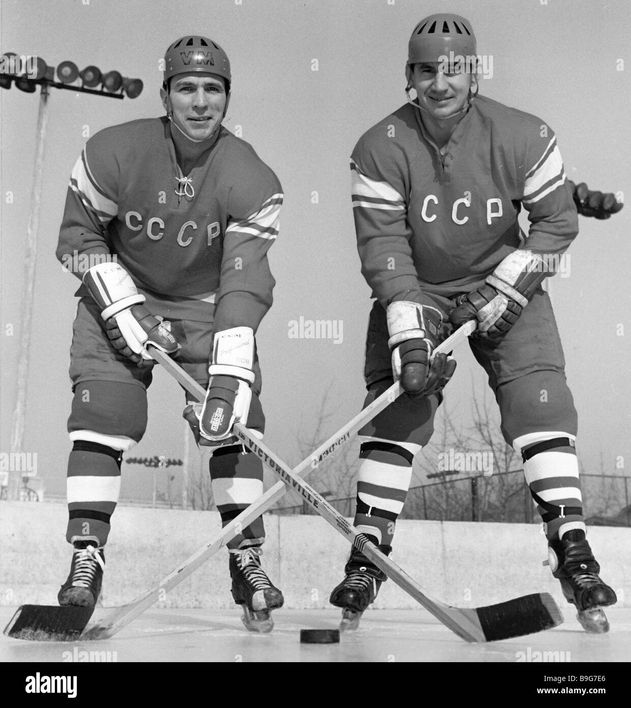 The Soviet national hockey team s backs Vitaly Davydov left and Viktor ...
