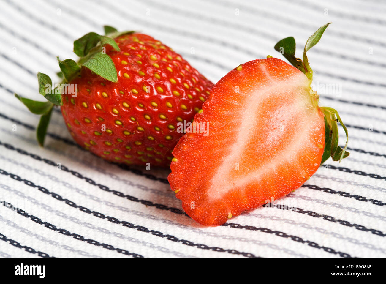 Half strawberries hi-res stock photography and images - Alamy