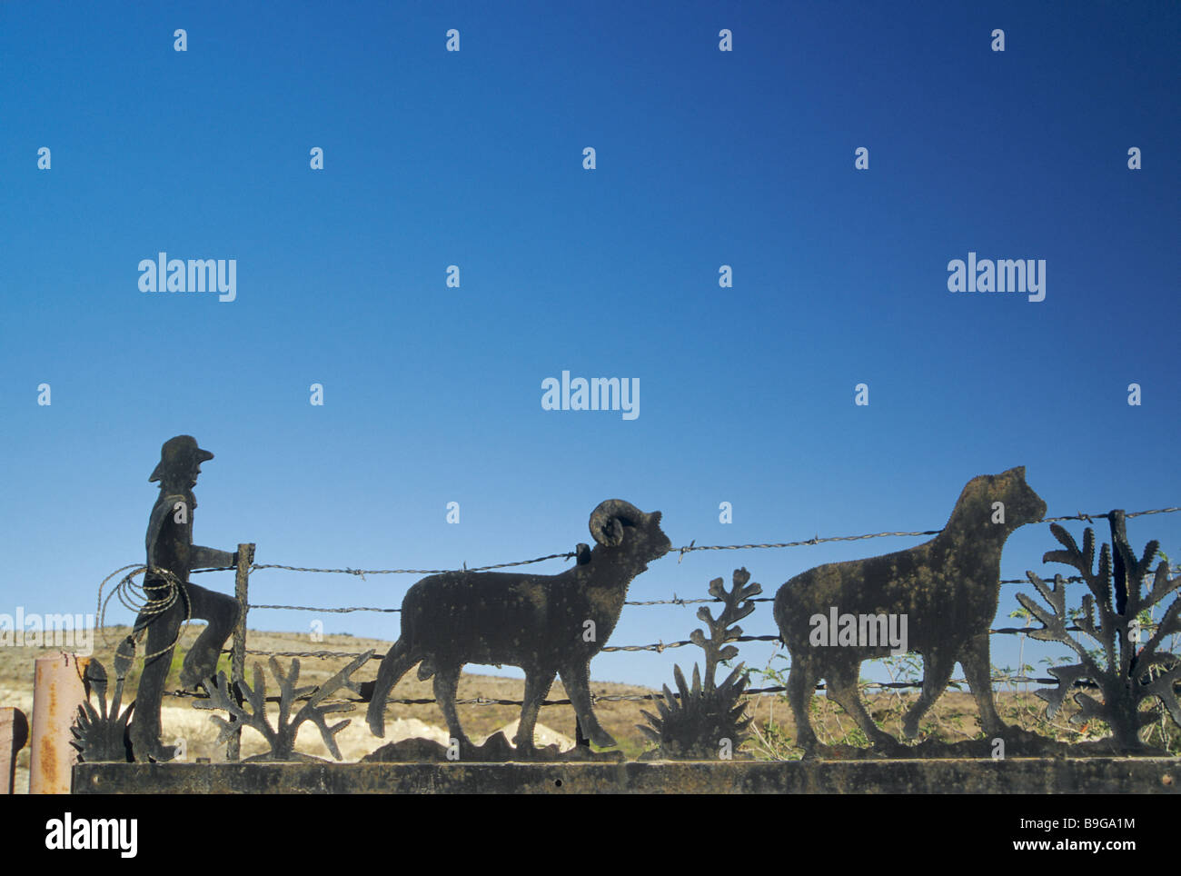 Wrought iron sign ranch gate hi-res stock photography and images - Alamy
