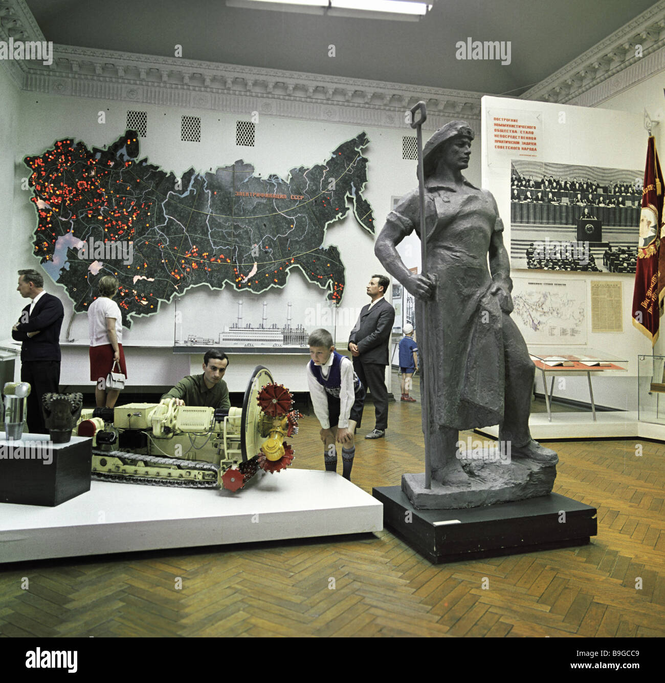 Visitors to the USSR Central Museum of the Revolution inspecting ...