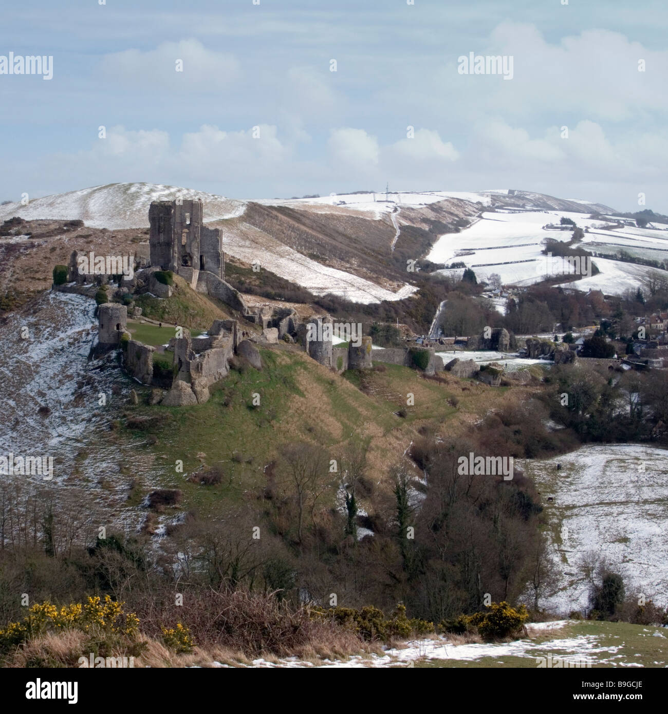 Snow on the hills around the ruins of Corfe Castle in Dorset Stock ...