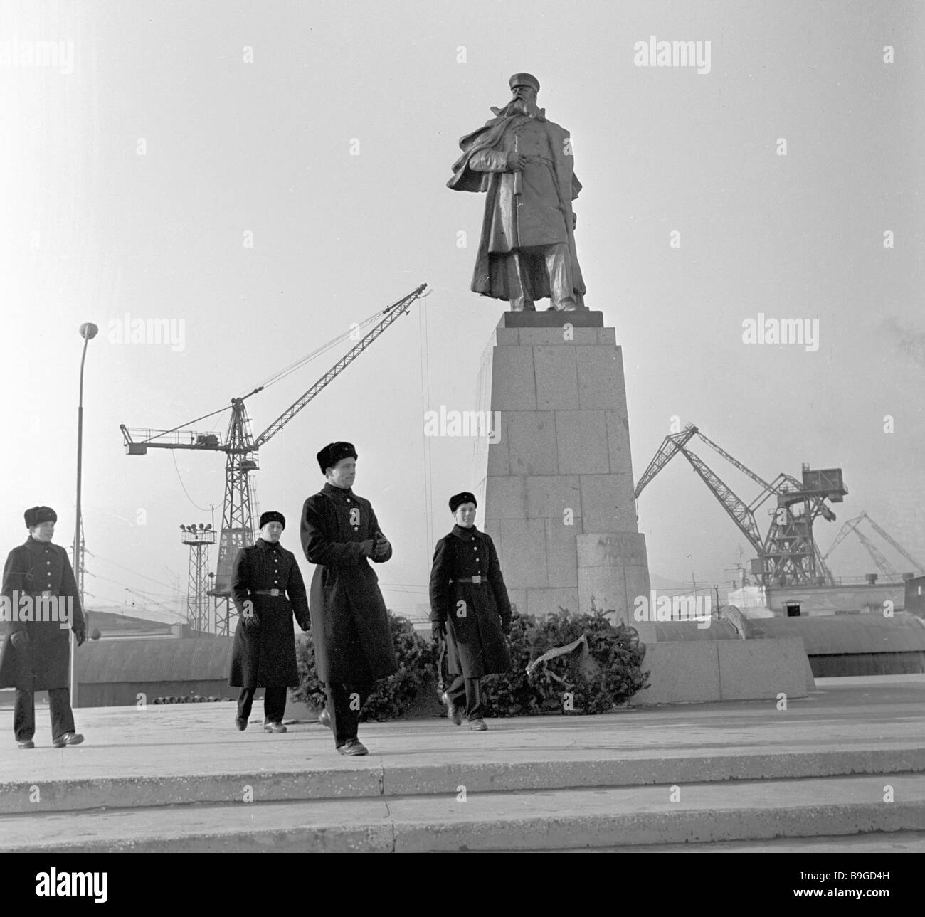 The monument to Admiral Stepan Makarov by sculptor Alexei Teneta in Vladivostok Stock Photo - Alamy