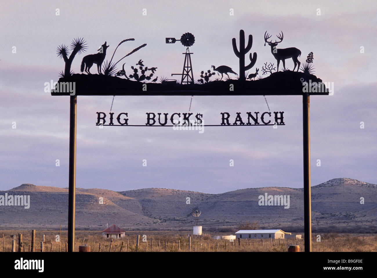 Wrought iron sign ranch gate hi-res stock photography and images - Alamy