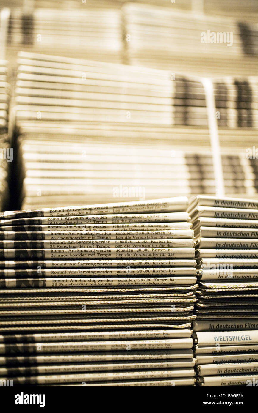 Black and white stack of newspapers hi-res stock photography and images ...