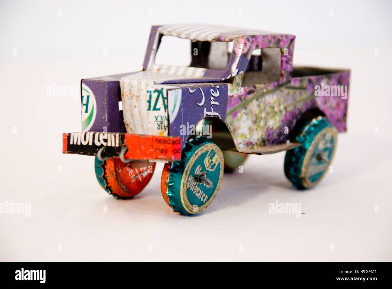Tin can craft hi-res stock photography and images - Alamy