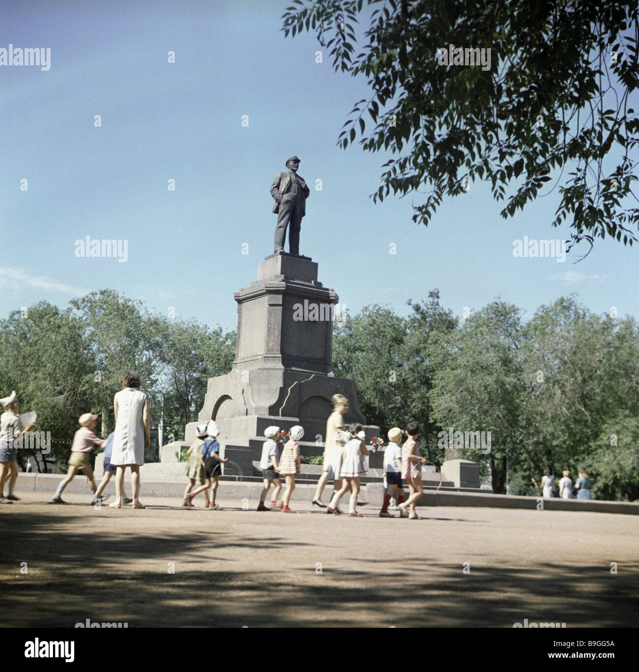 A monument to Vladimir Lenin in Kuibyshev Stock Photo - Alamy