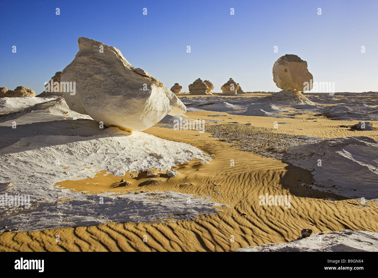 Egypt national-park white desert limestone-formations Evening-mood trip ...