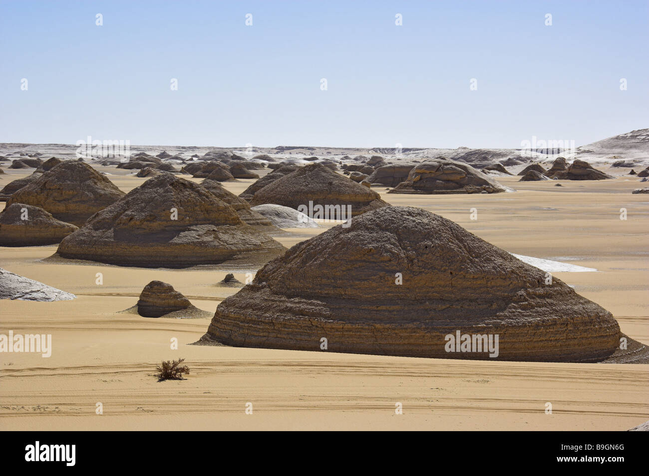 Egypt national park white desert limestone hills hi-res stock ...