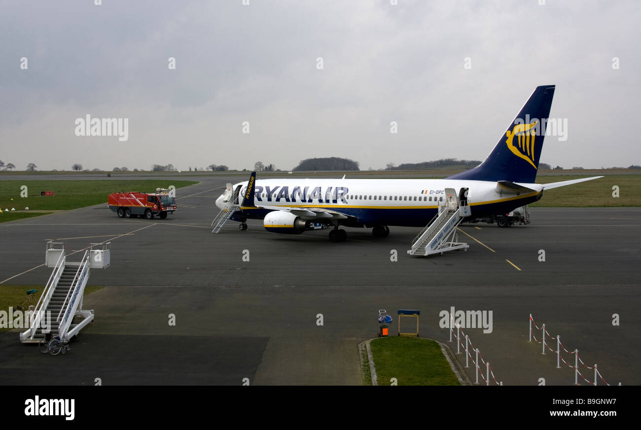 Ryan Air 737 at Dinard Airport Stock Photo - Alamy
