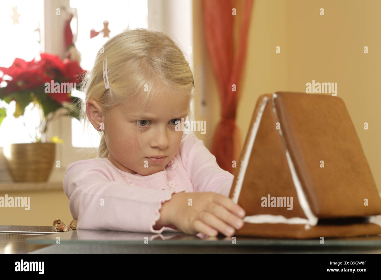advent girl gingerbread-house handicrafts Stock Photo - Alamy