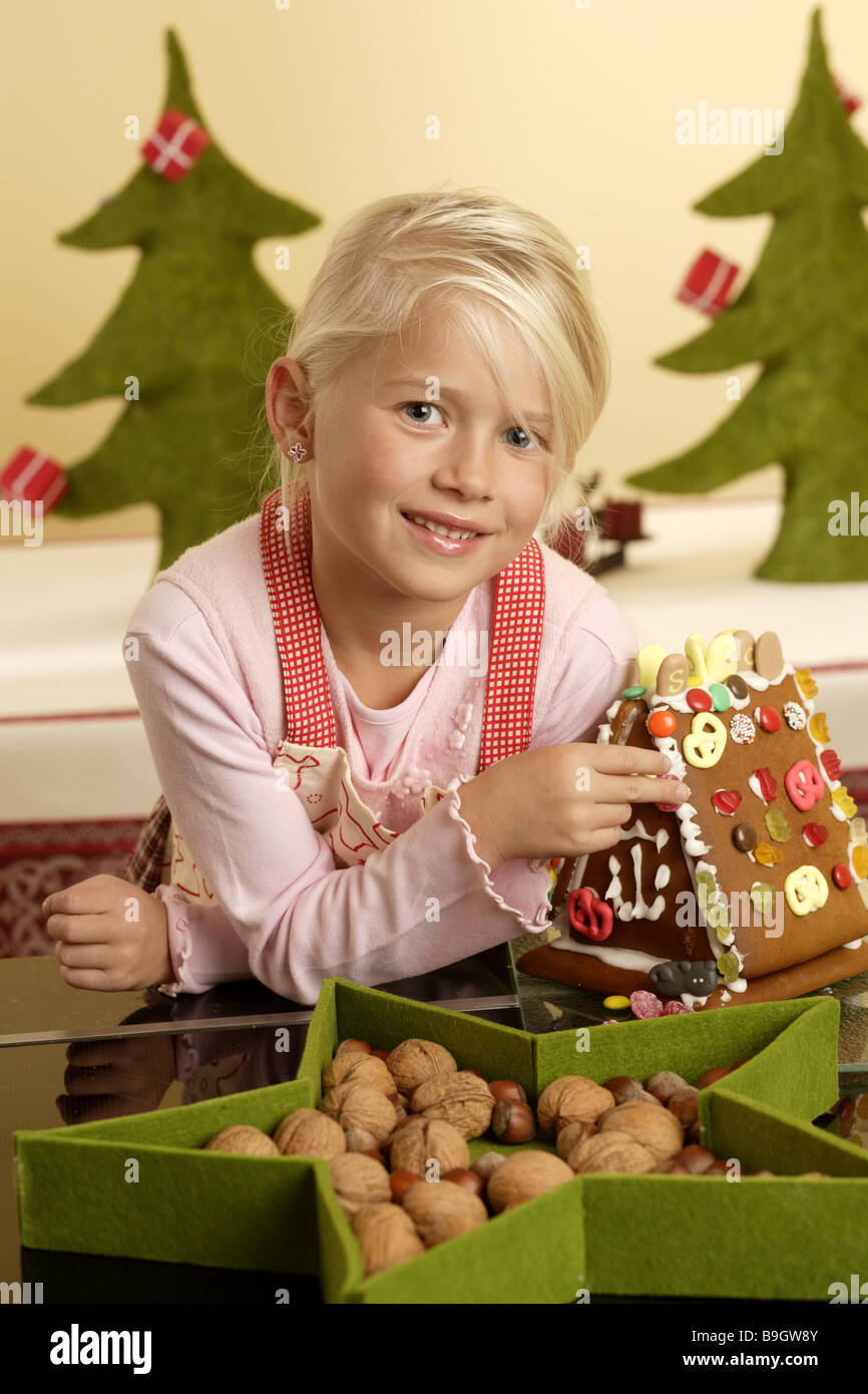 advent girl gingerbread-house handicrafts Stock Photo - Alamy