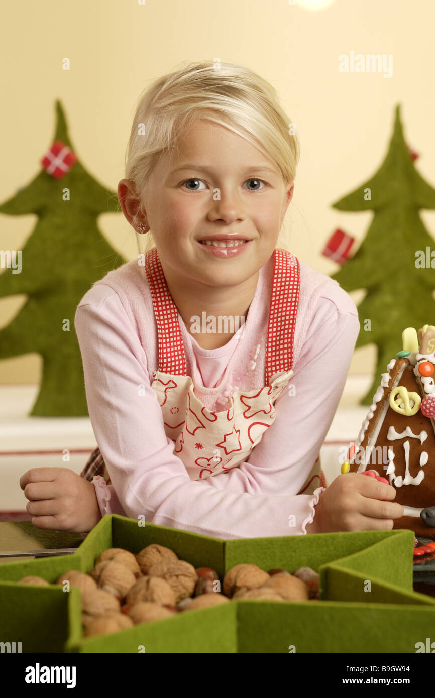 advent girl gingerbread-house handicrafts Stock Photo - Alamy