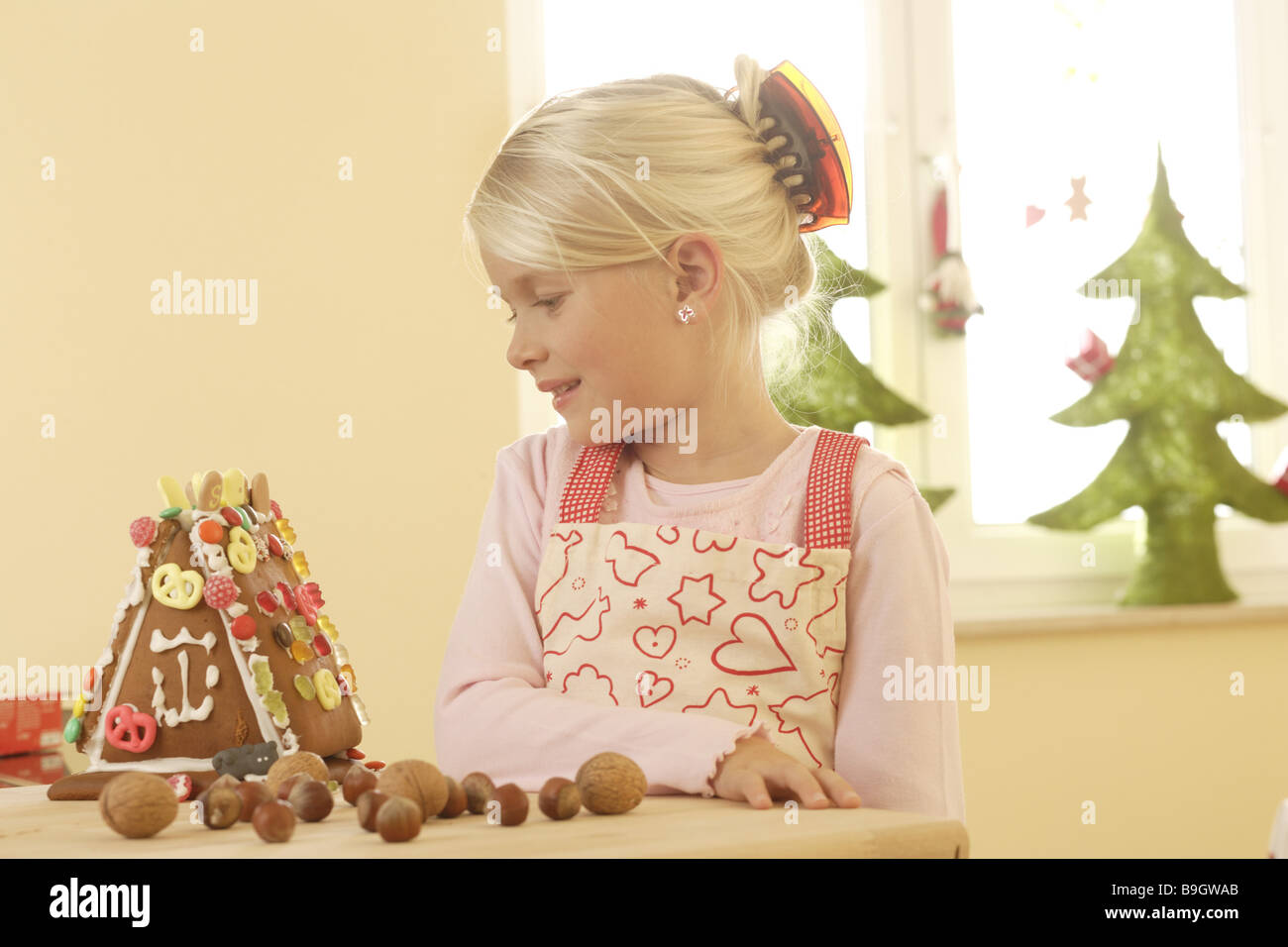 advent girl gingerbread-house handicrafts happy Stock Photo - Alamy