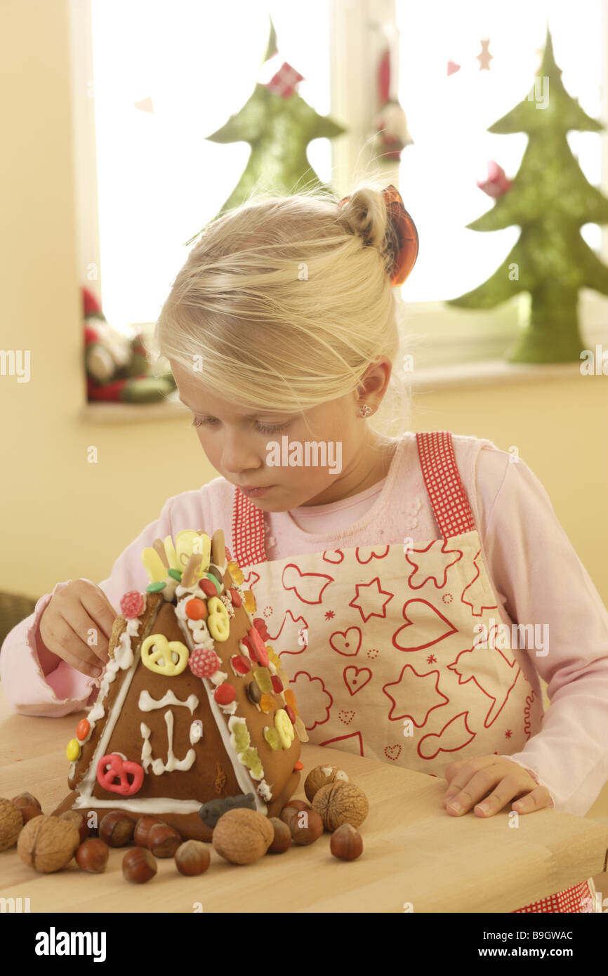 advent girl gingerbread-house handicrafts happy Stock Photo - Alamy