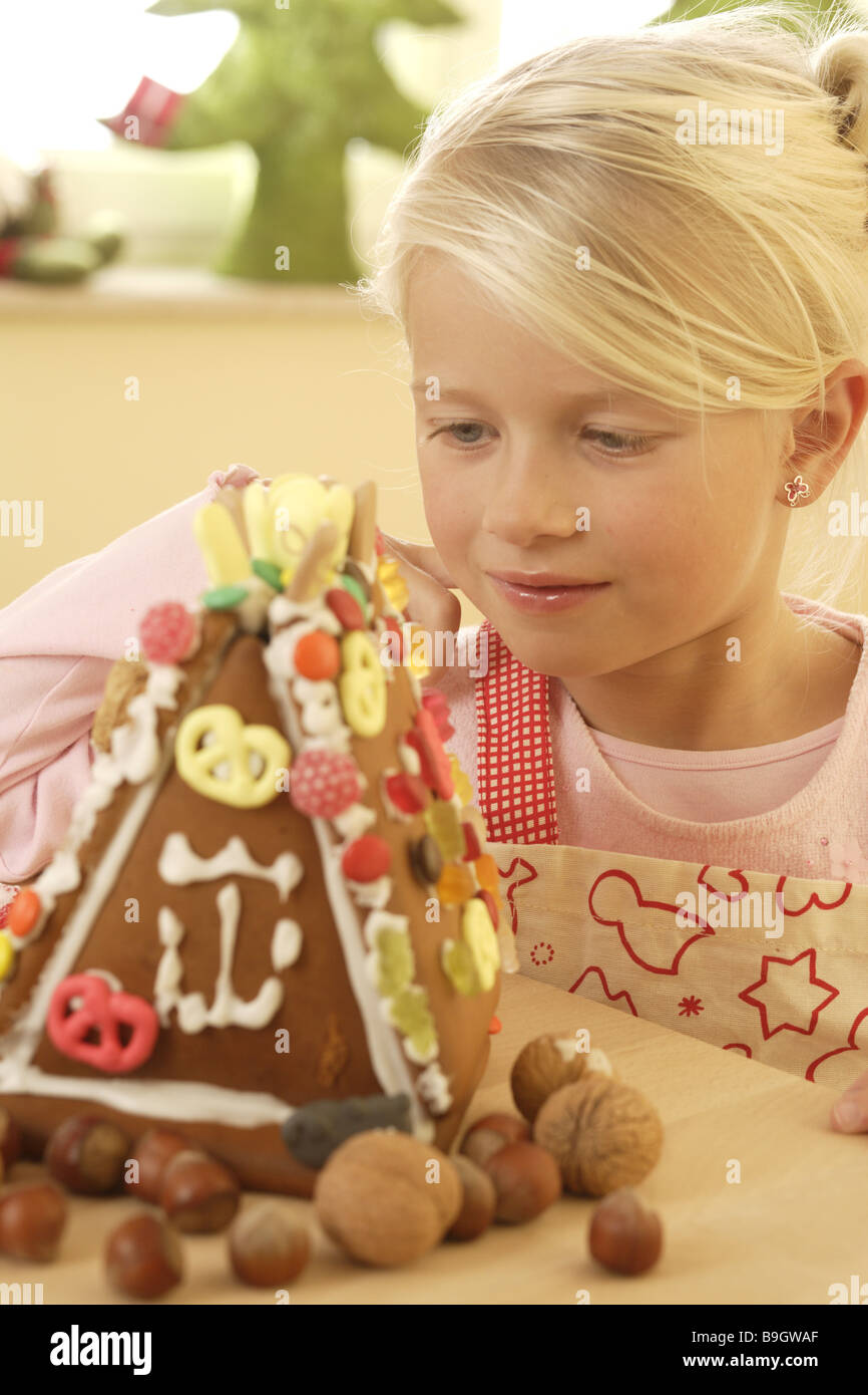 advent girl gingerbread-house handicrafts happy Stock Photo - Alamy