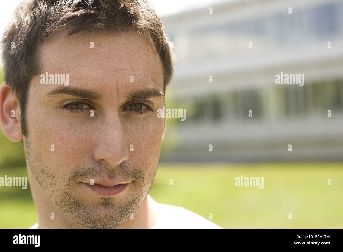 Man head-on portrait outside close-up Stock Photo - Alamy