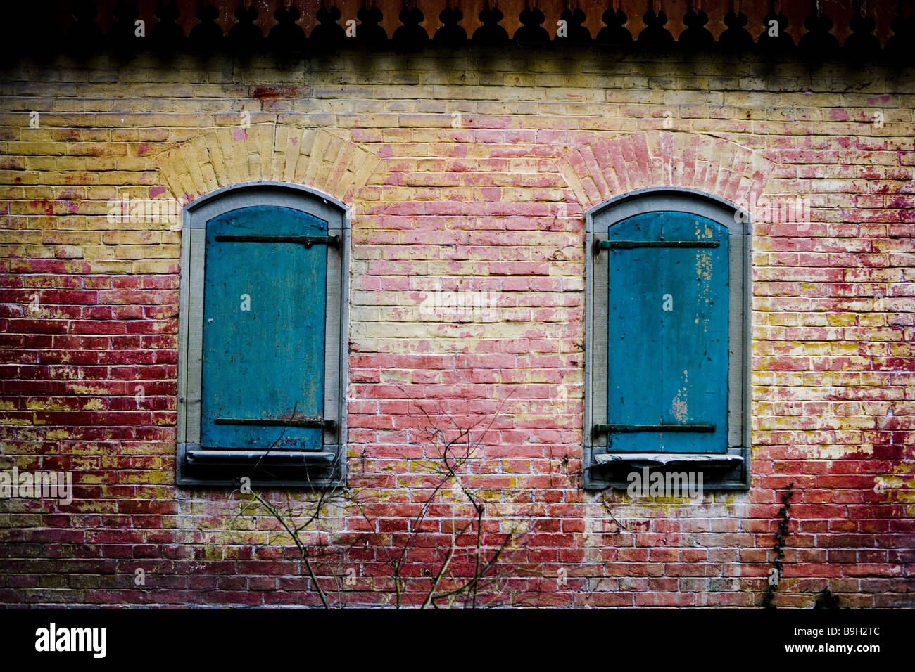 Brick-wall windows closed Stock Photo - Alamy
