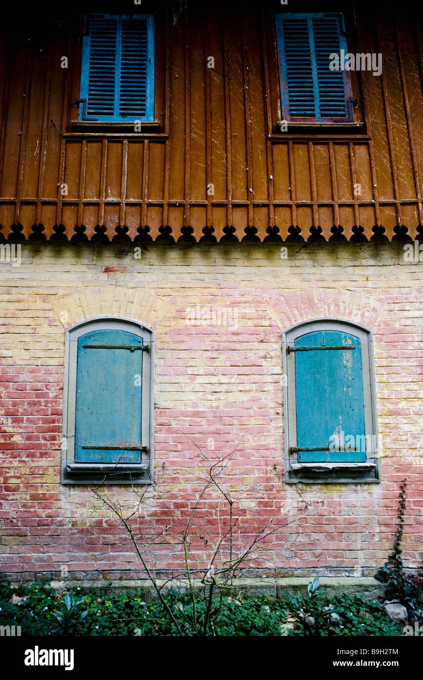 Brick-wall windows closed Stock Photo - Alamy