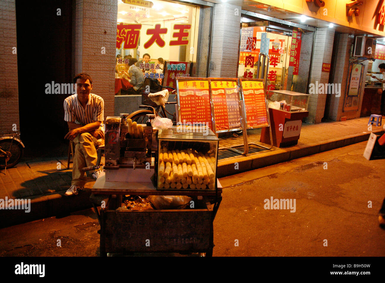 Shanghai street scene hi-res stock photography and images - Alamy