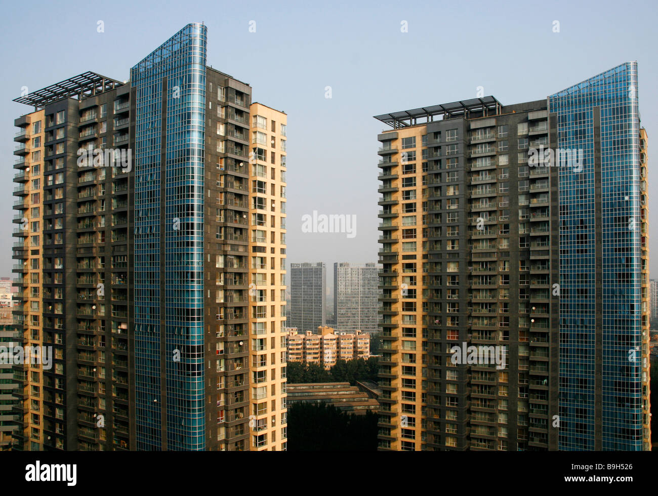 Highrise blocks of flats hi-res stock photography and images - Alamy