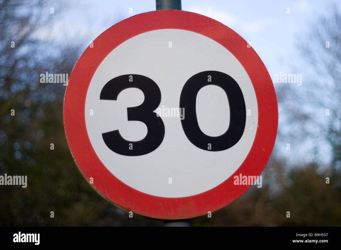 30 Miles Per Hour Speed Sign Stock Photos & 30 Miles Per Hour Speed ...