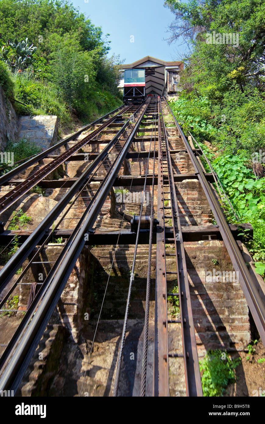 Valparaiso funicular hi-res stock photography and images - Alamy