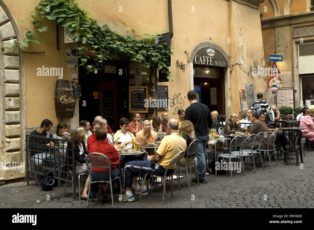 Italy Rome streets-pub guests Stock Photo - Alamy