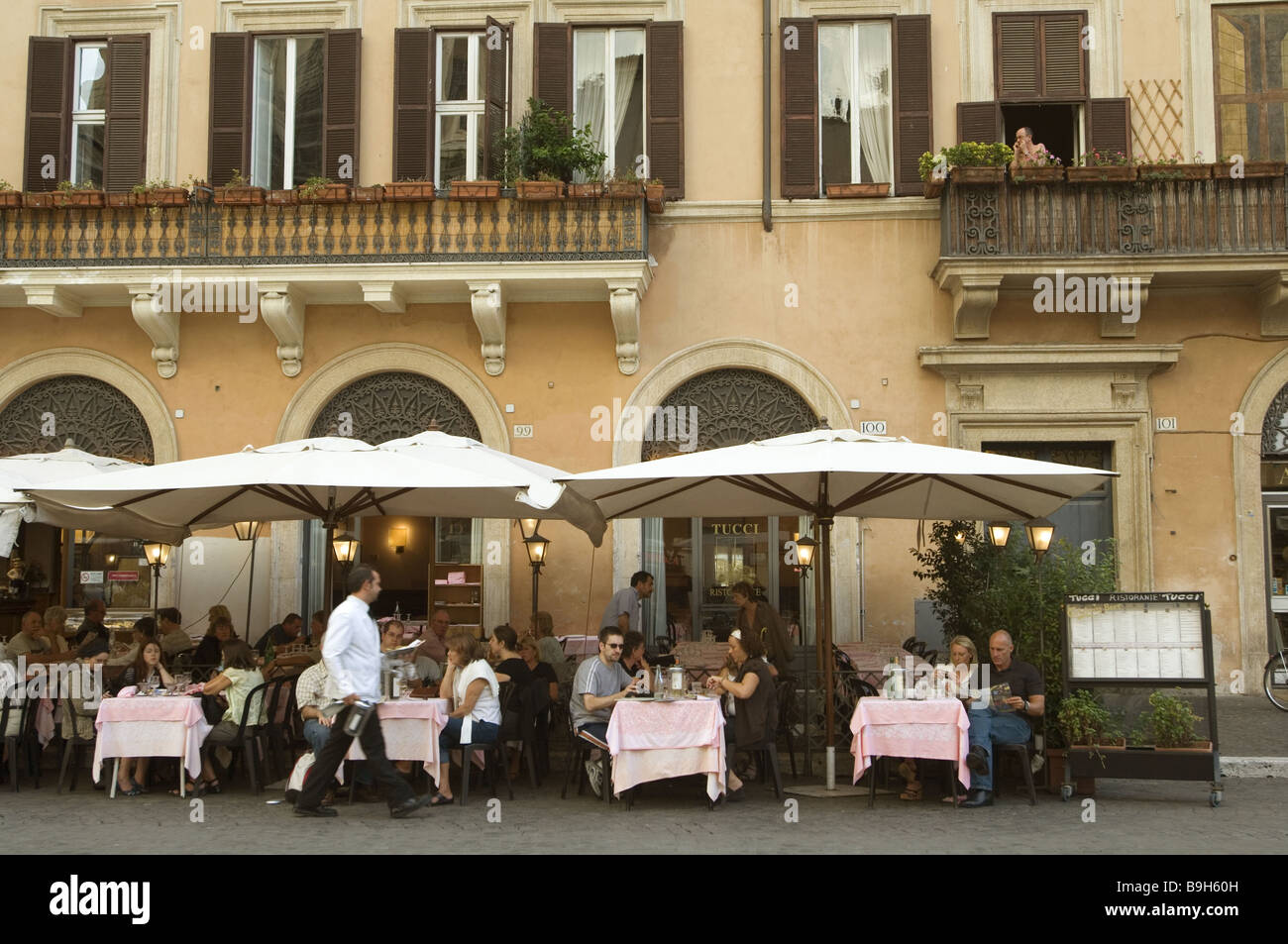 Italy Rome restaurant guests outside Stock Photo - Alamy