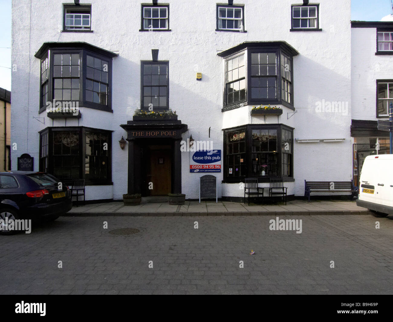 Empty closed down pub let hi-res stock photography and images - Alamy