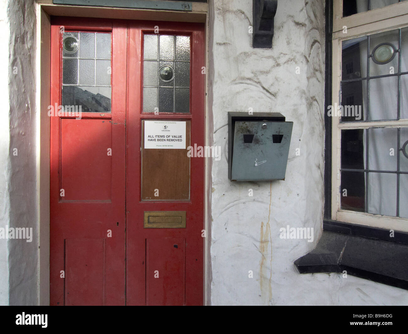 boarded up pub Stock Photo - Alamy