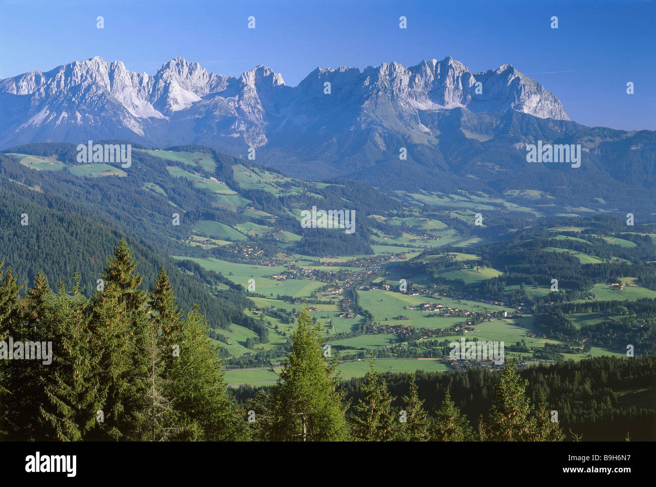 Village view with kaisergebirge mountains hi-res stock photography and ...
