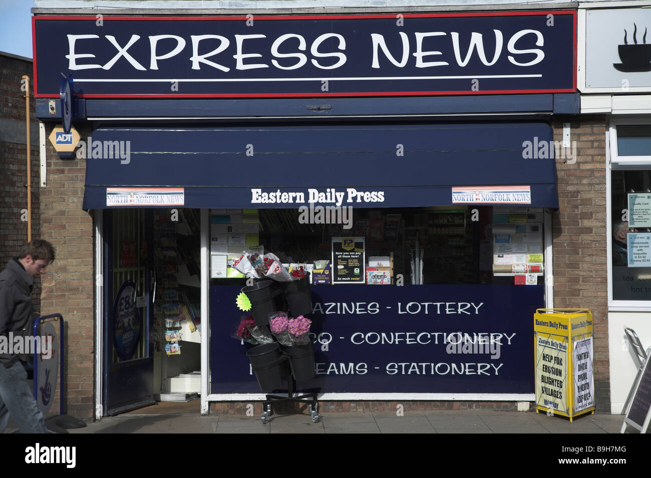 Newsagents shop hi-res stock photography and images - Alamy