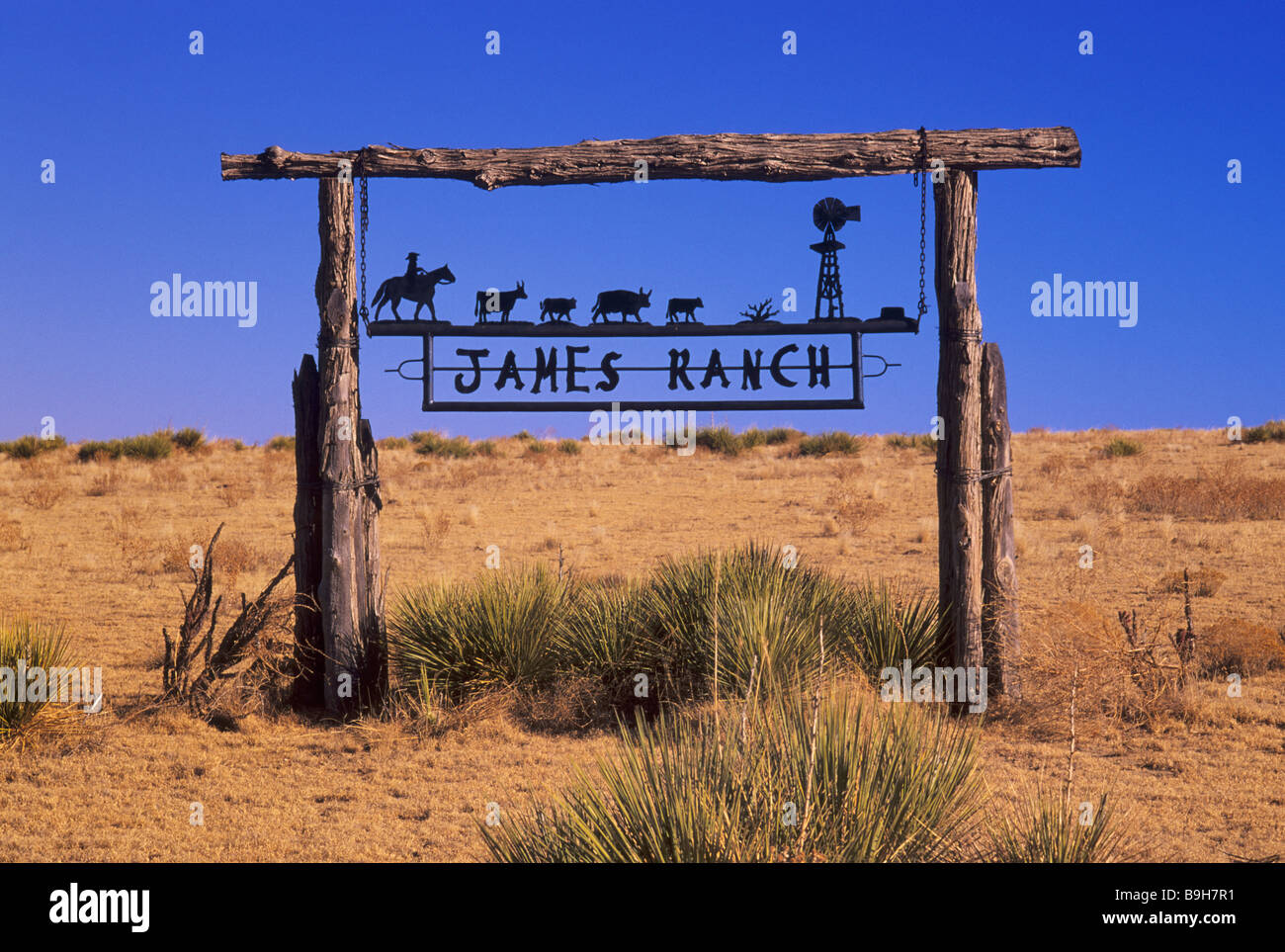 Wrought iron sign ranch gate hi-res stock photography and images - Alamy