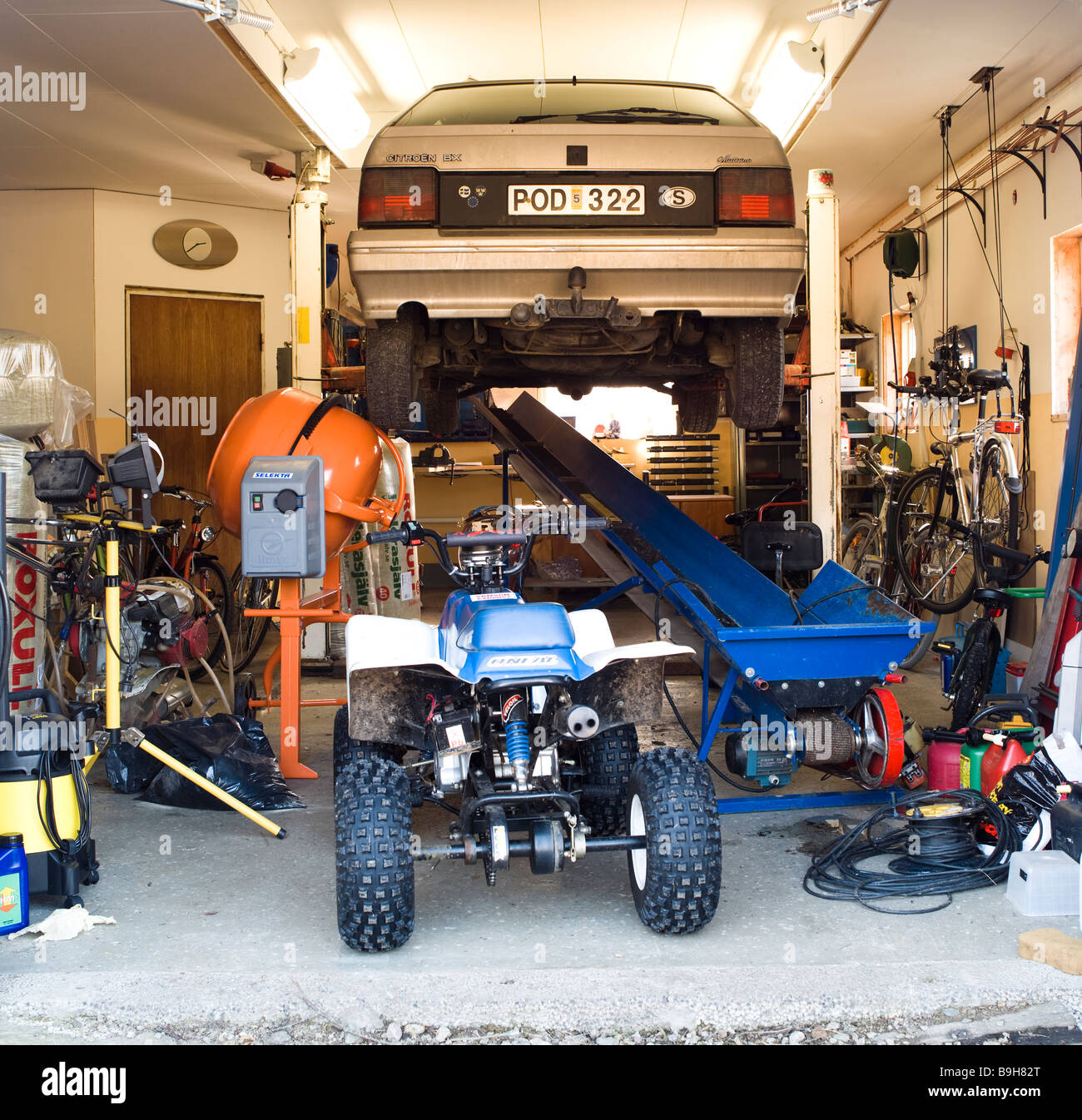 Bil service hi-res stock photography and images - Alamy