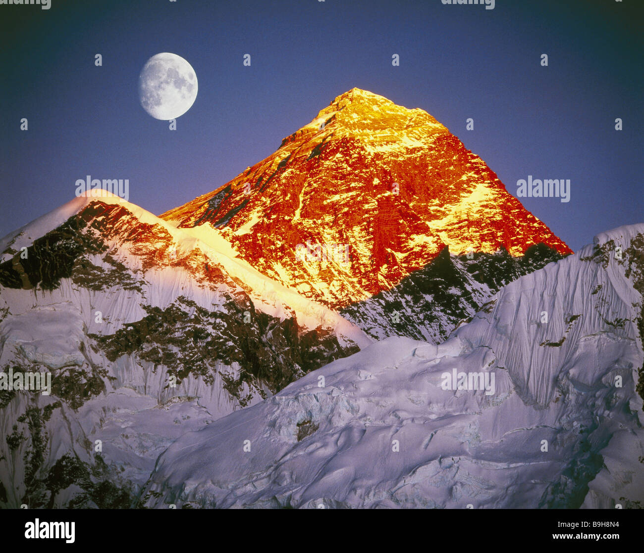 Evening sun himalayas mount everest hi-res stock photography and images ...
