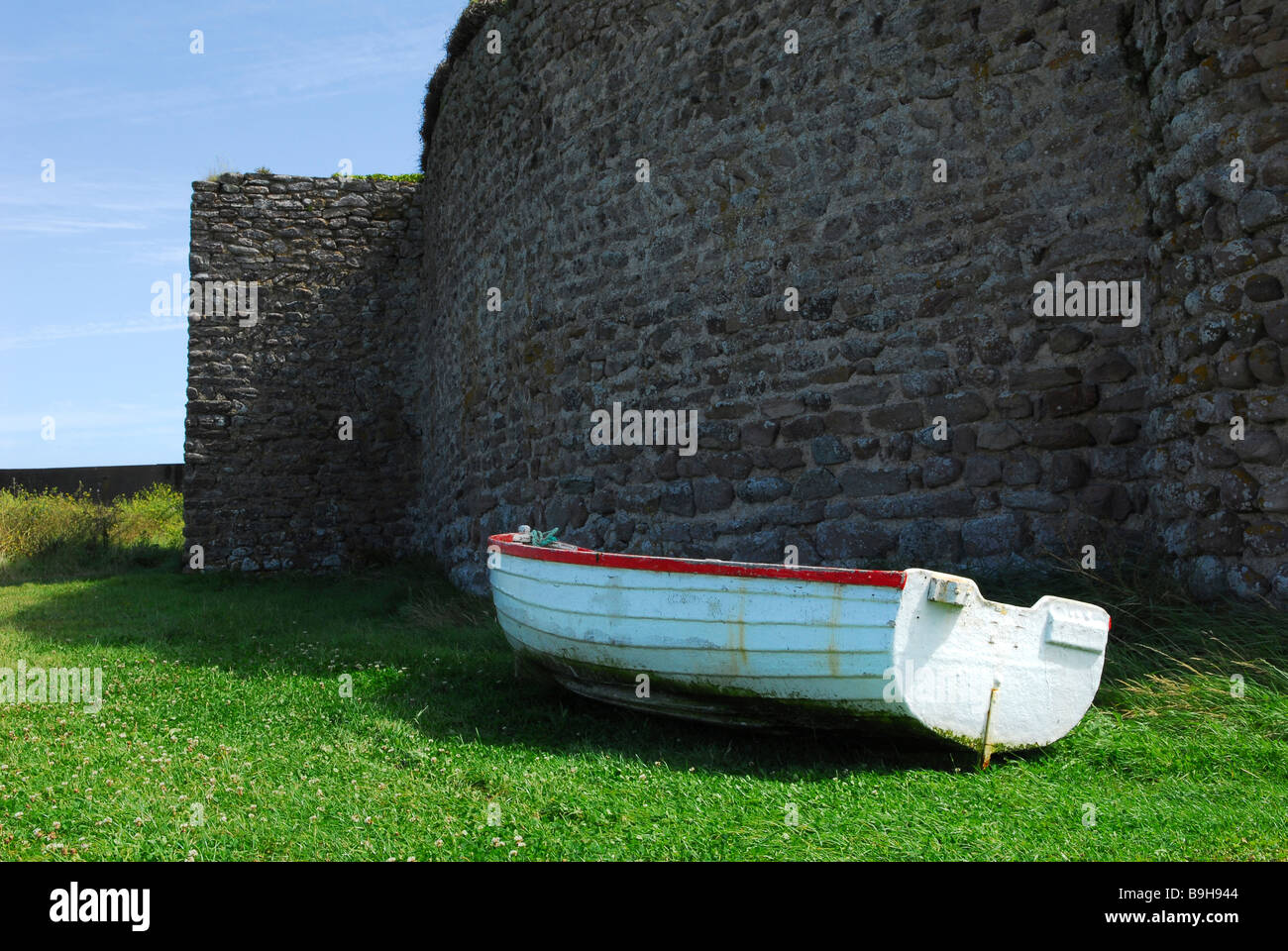 Old dinghy sailing hi-res stock photography and images - Alamy