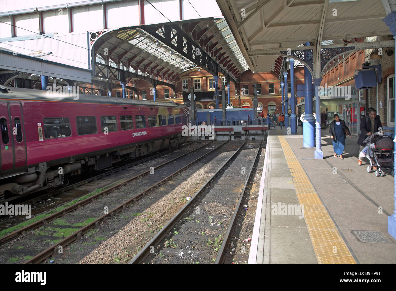 Railway station platforms Norwich Norfolk England Stock Photo, Royalty ...