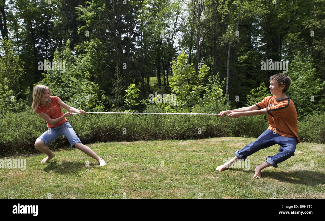 teenagers boy girl rope-traction Stock Photo - Alamy